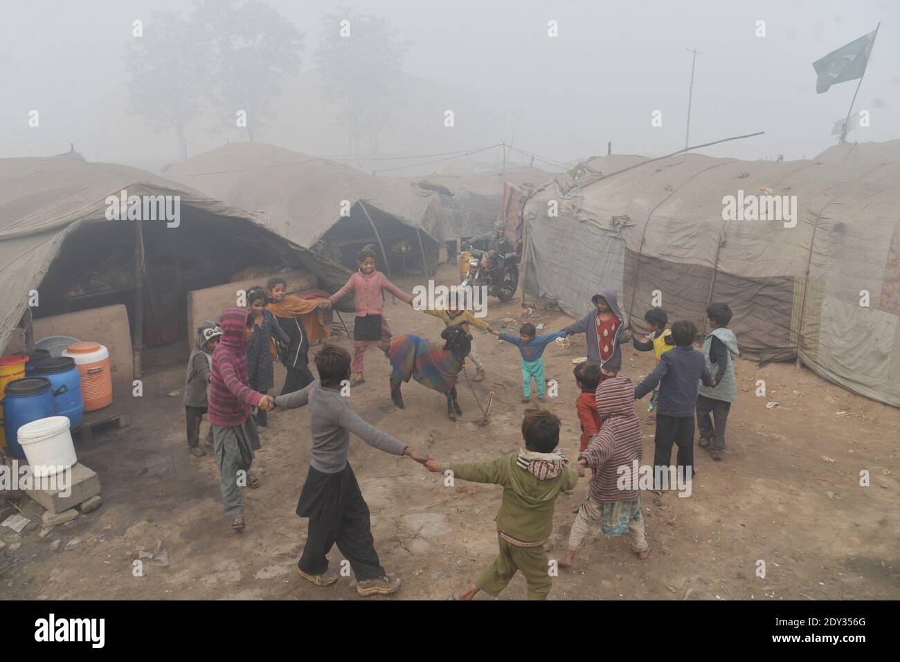 Pakistani Commuters make their way amid dense fog on a cold winter ...