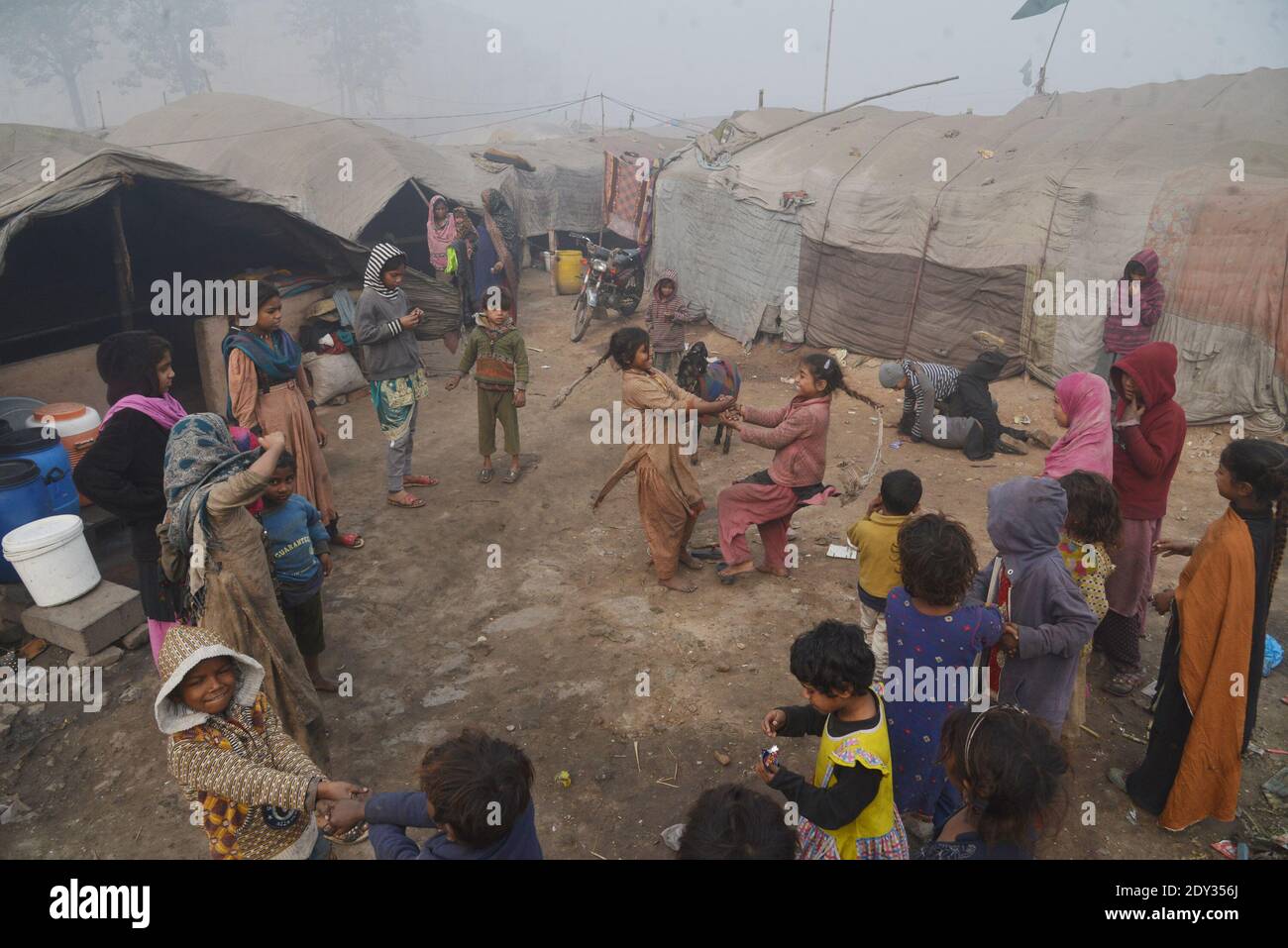 Pakistani Commuters make their way amid dense fog on a cold winter ...