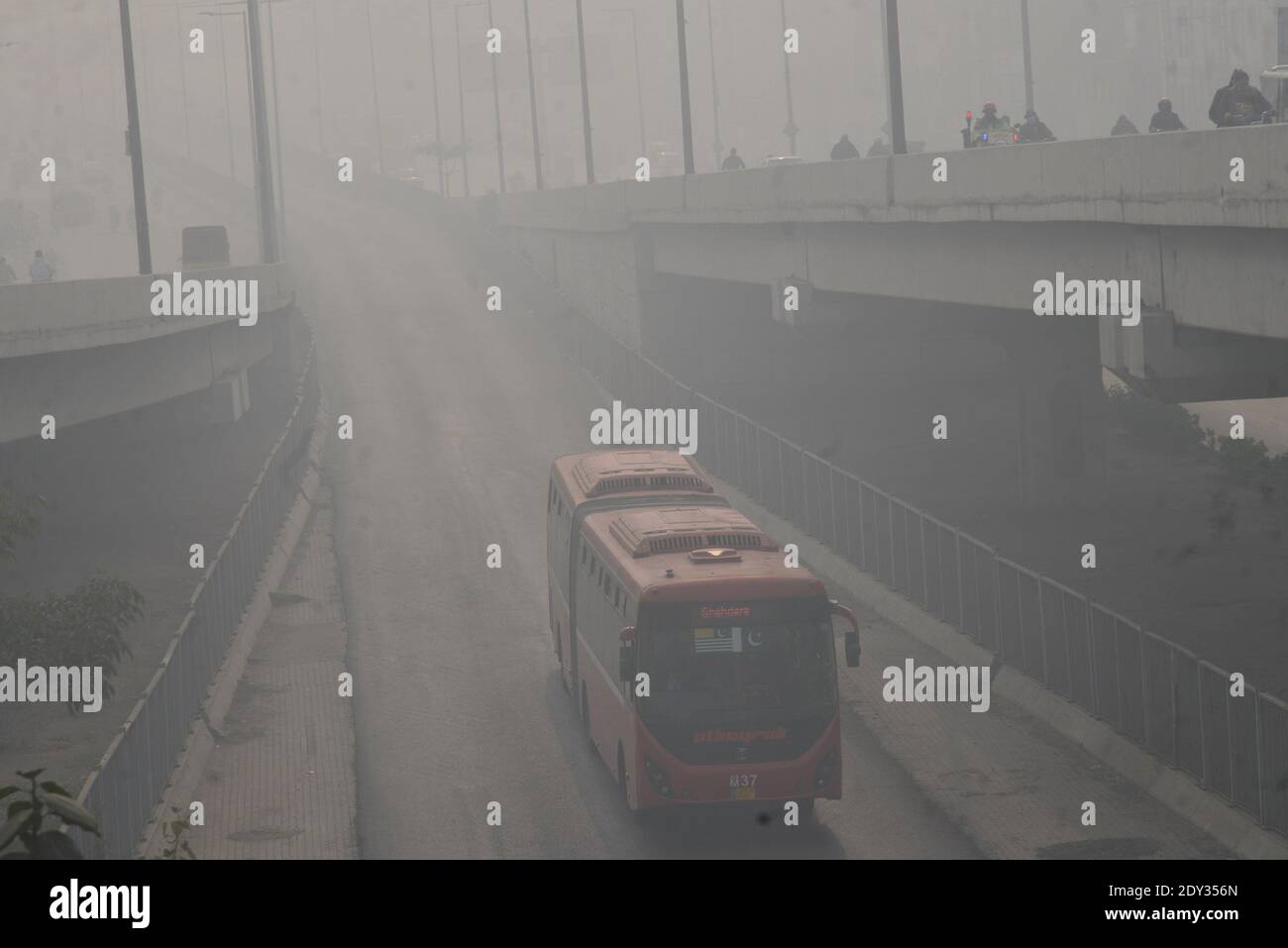 Pakistani Commuters make their way amid dense fog on a cold winter ...
