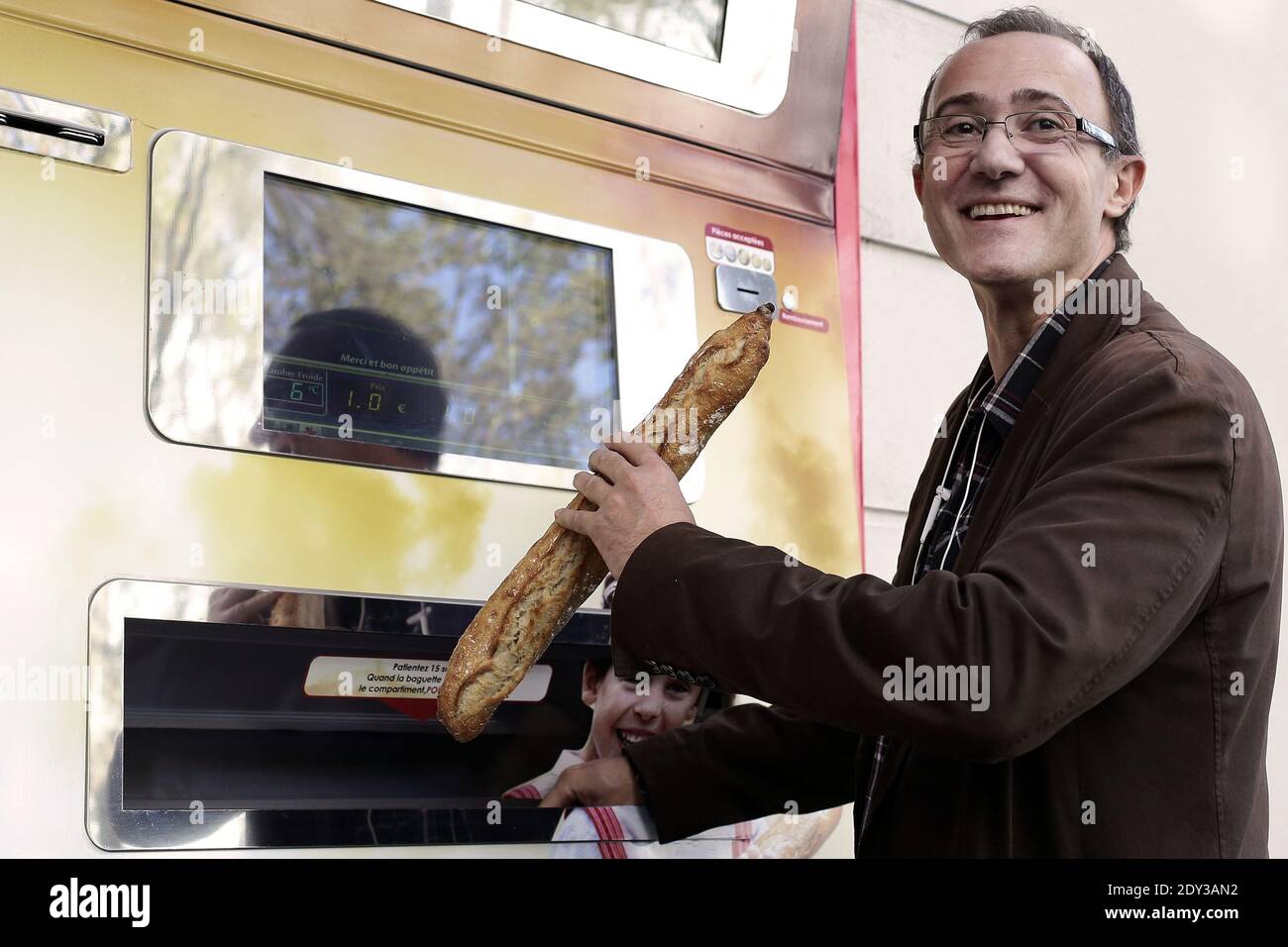 French baguette vending machine hi-res stock photography and images - Alamy