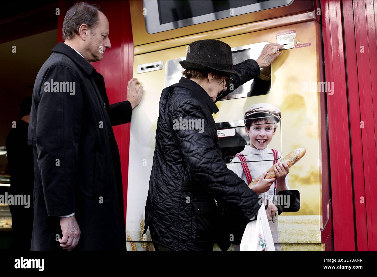 French baguette vending machine hi-res stock photography and images - Alamy