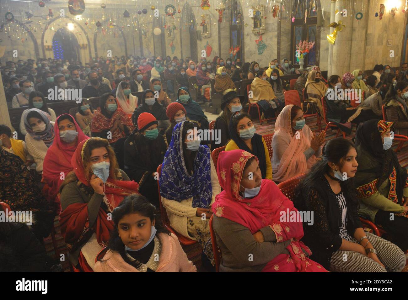 Pakistani Christians worshippers attend mid-night Christmas mass ...