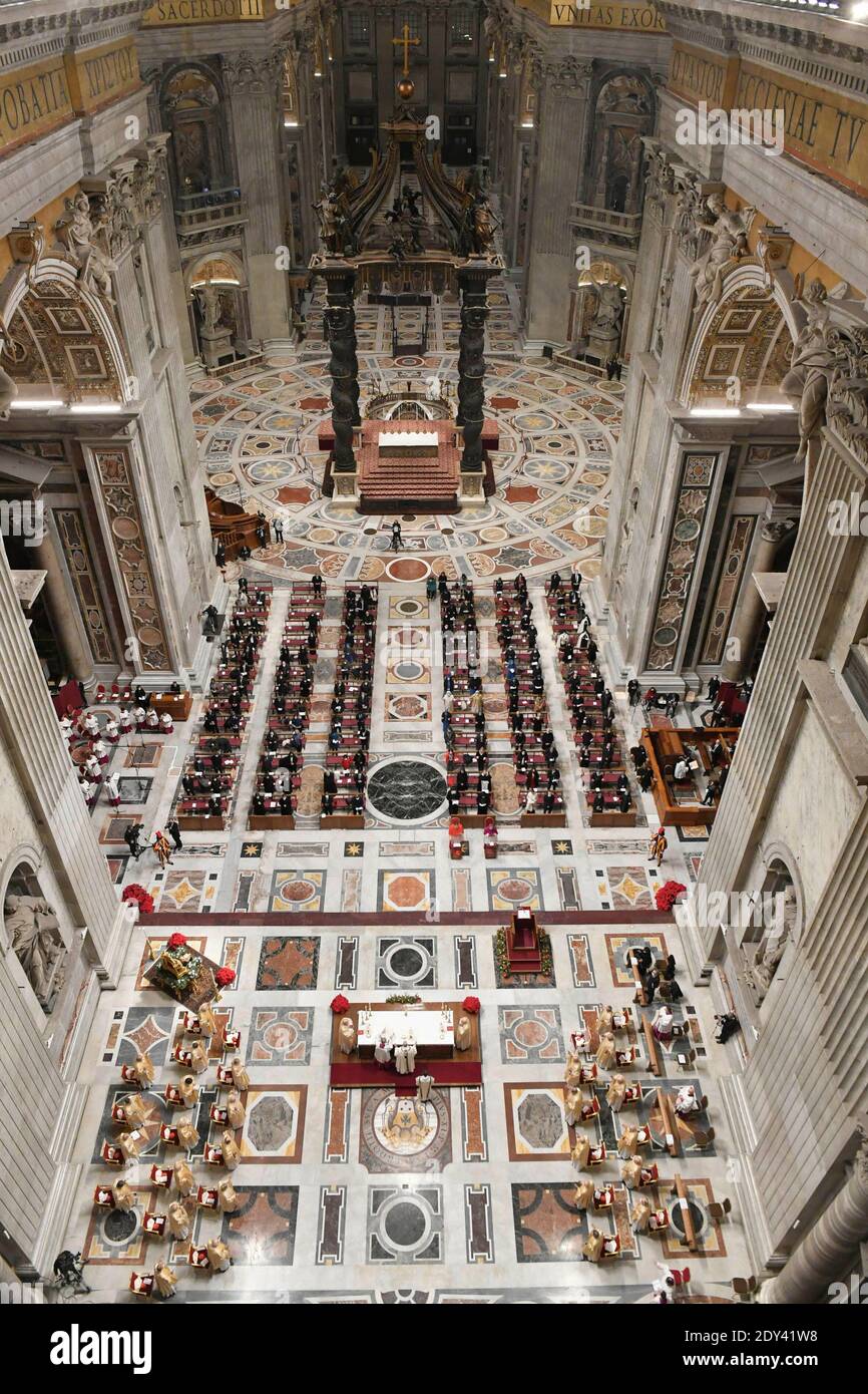 Christmas eve mass st basilica hi-res stock photography and images - Alamy