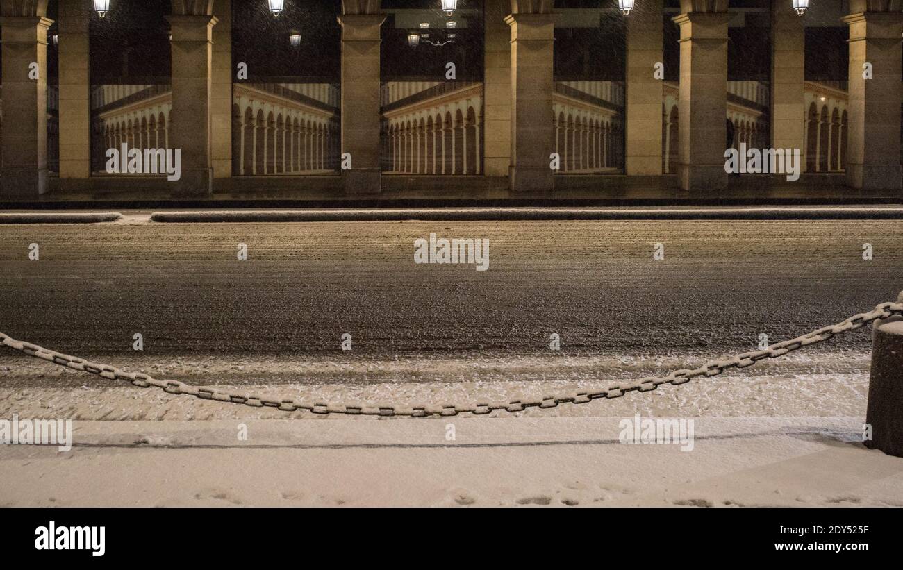 Bollard paris hi-res stock photography and images - Alamy