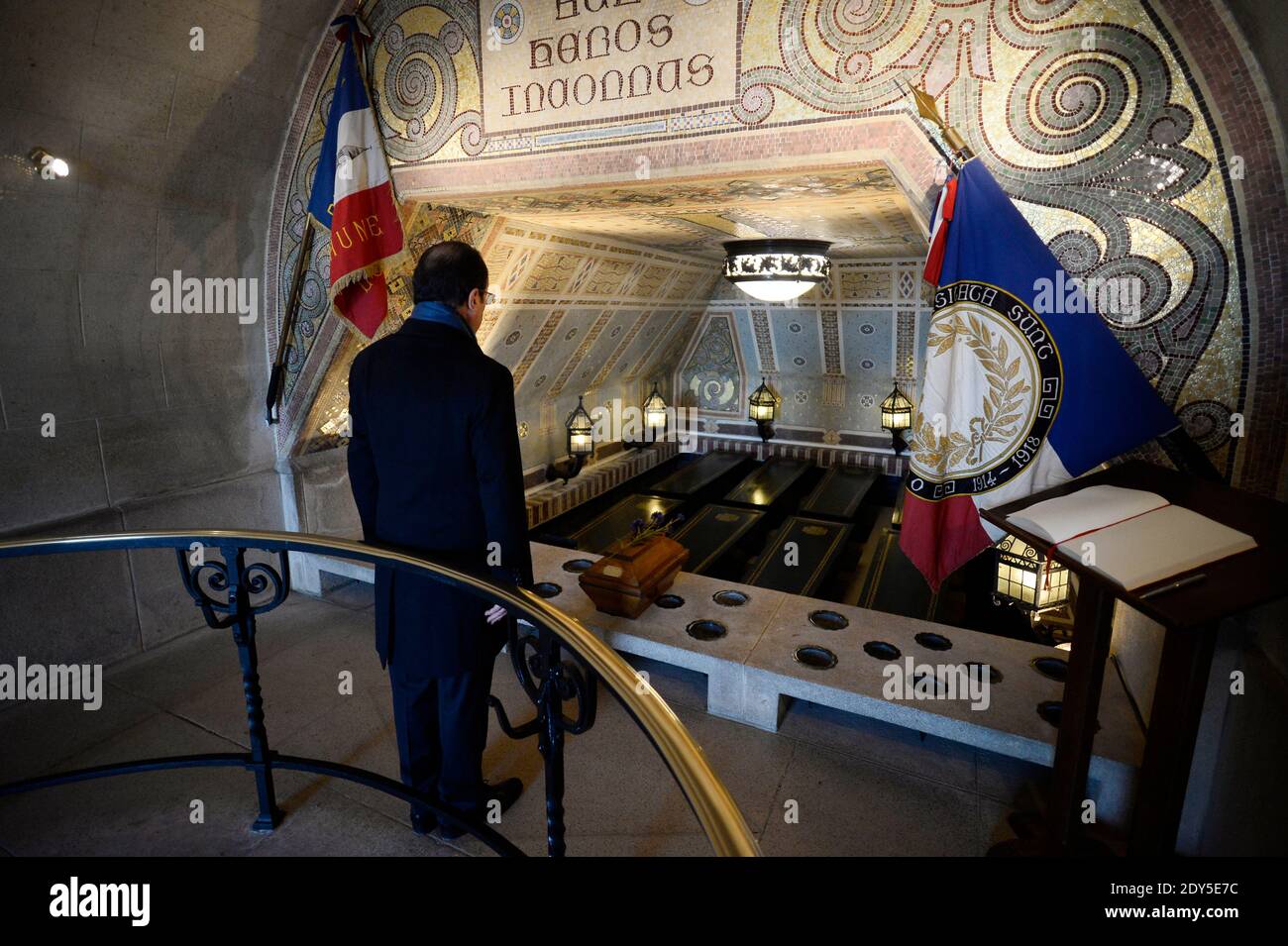 French President Francois Hollande pays his respect to the uknown ...