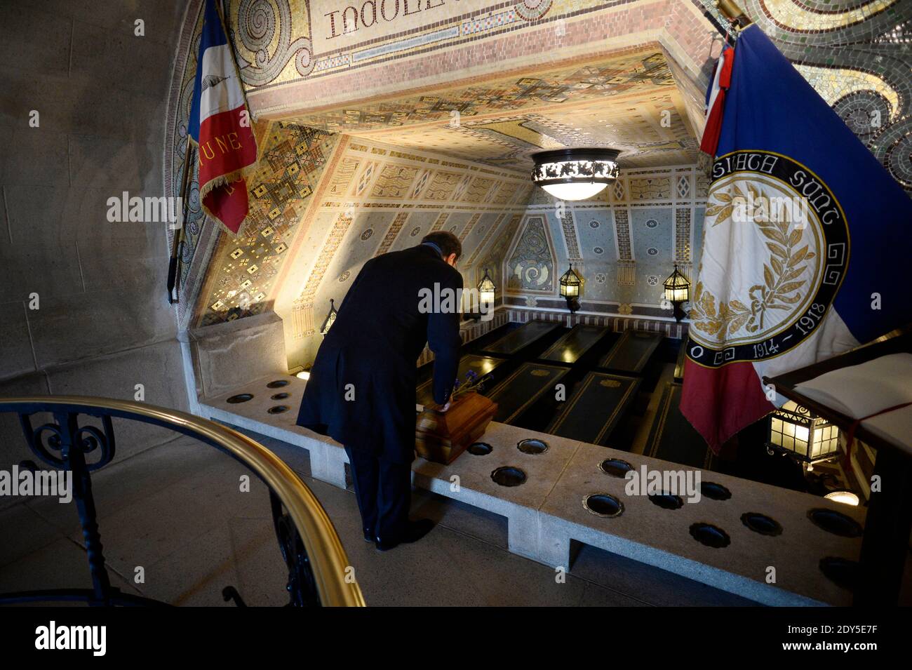 French President Francois Hollande pays his respect to the uknown ...