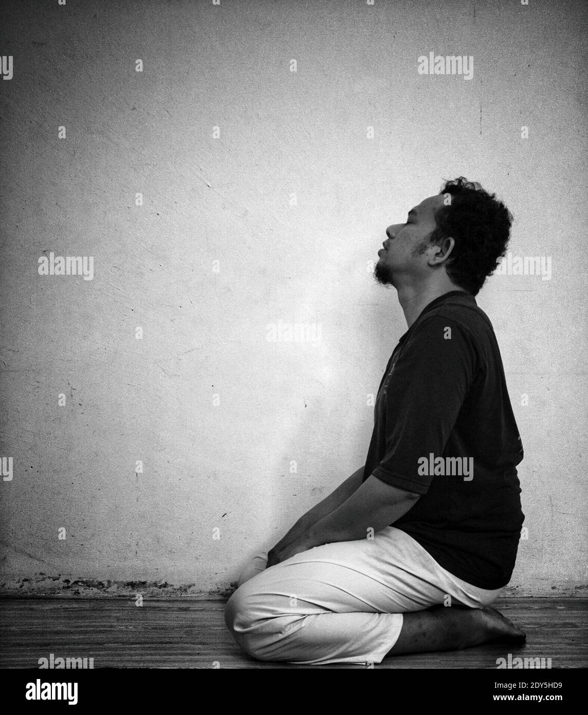 Kneeling profile hi-res stock photography and images - Alamy