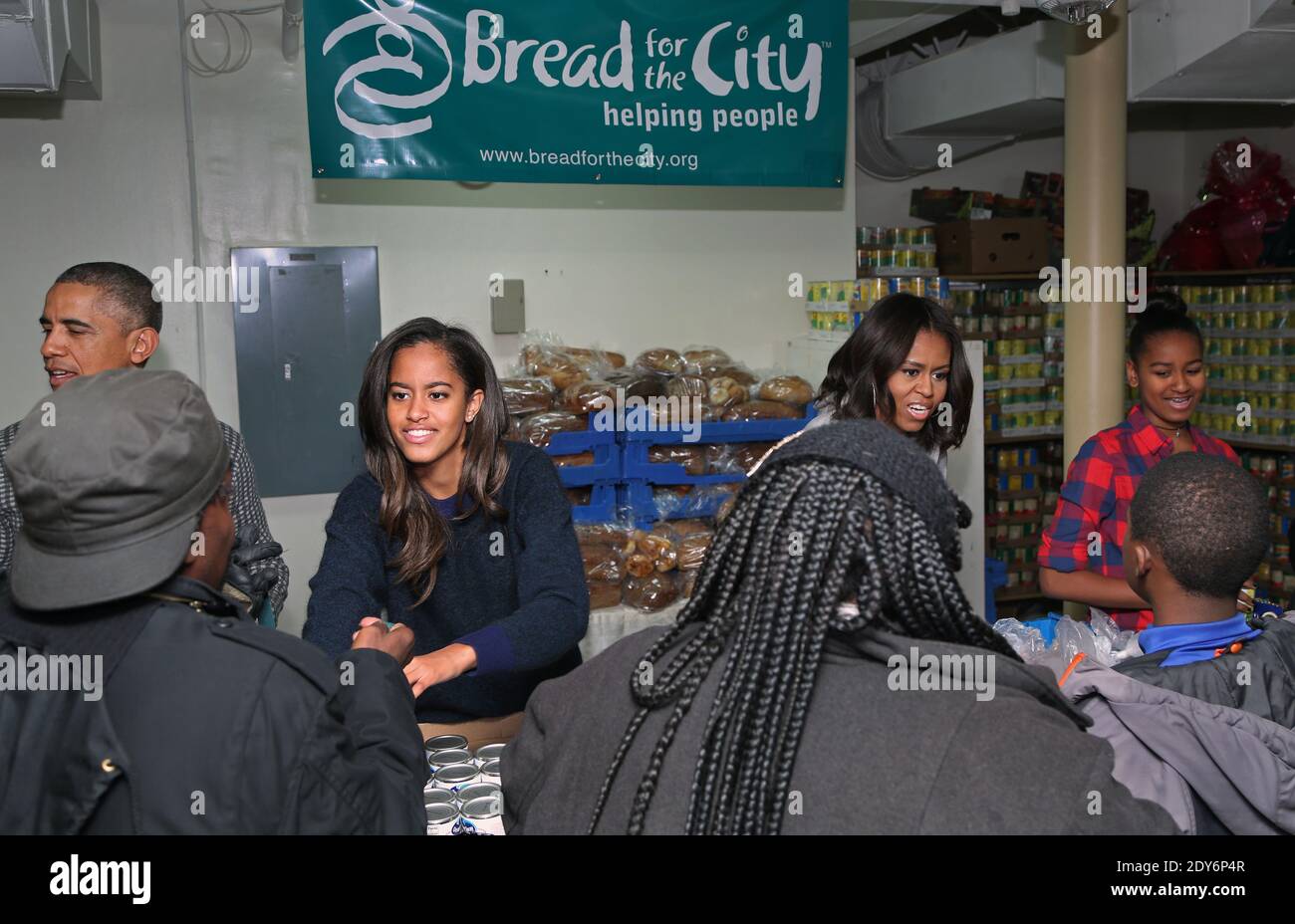 President Barack Obama and family hand out Thanksgiving food to the ...