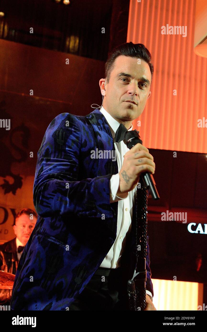Robbie Williams performs live during a press conference about Cafe ...