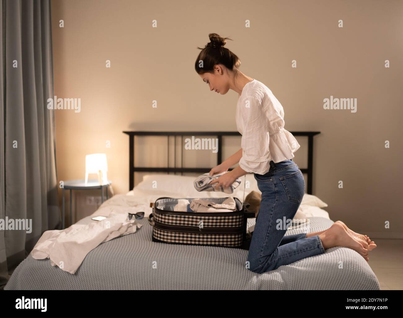 Kneel kneeling bed on the hi-res stock photography and images - Alamy