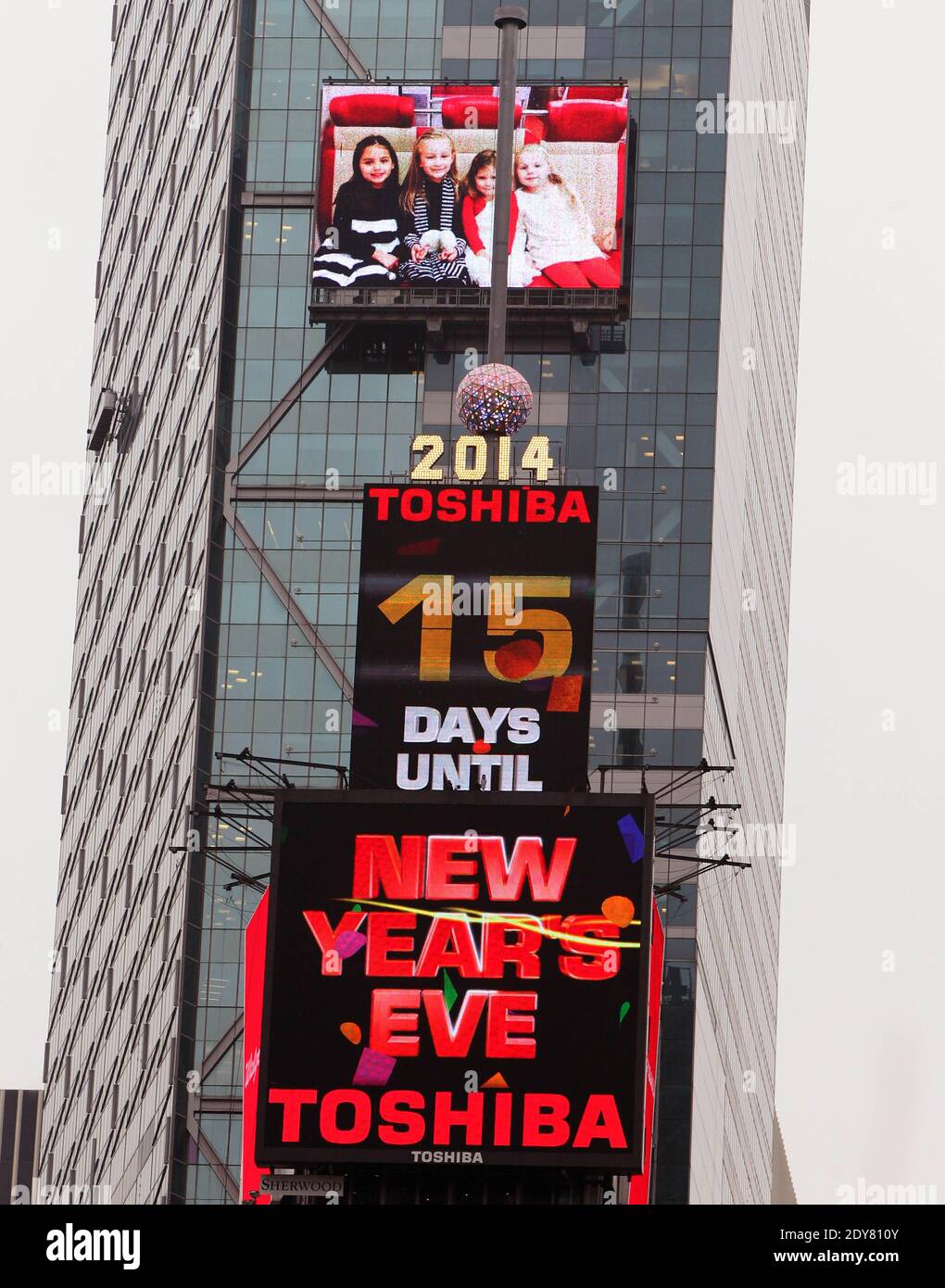 Times square new years eve ball drop 2015 hi-res stock photography and ...