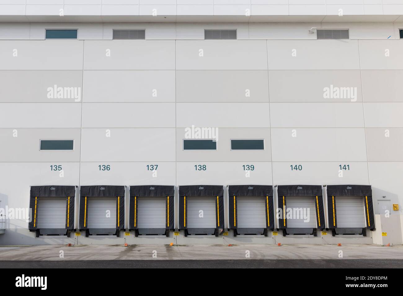 Empty loading dock hi-res stock photography and images - Alamy