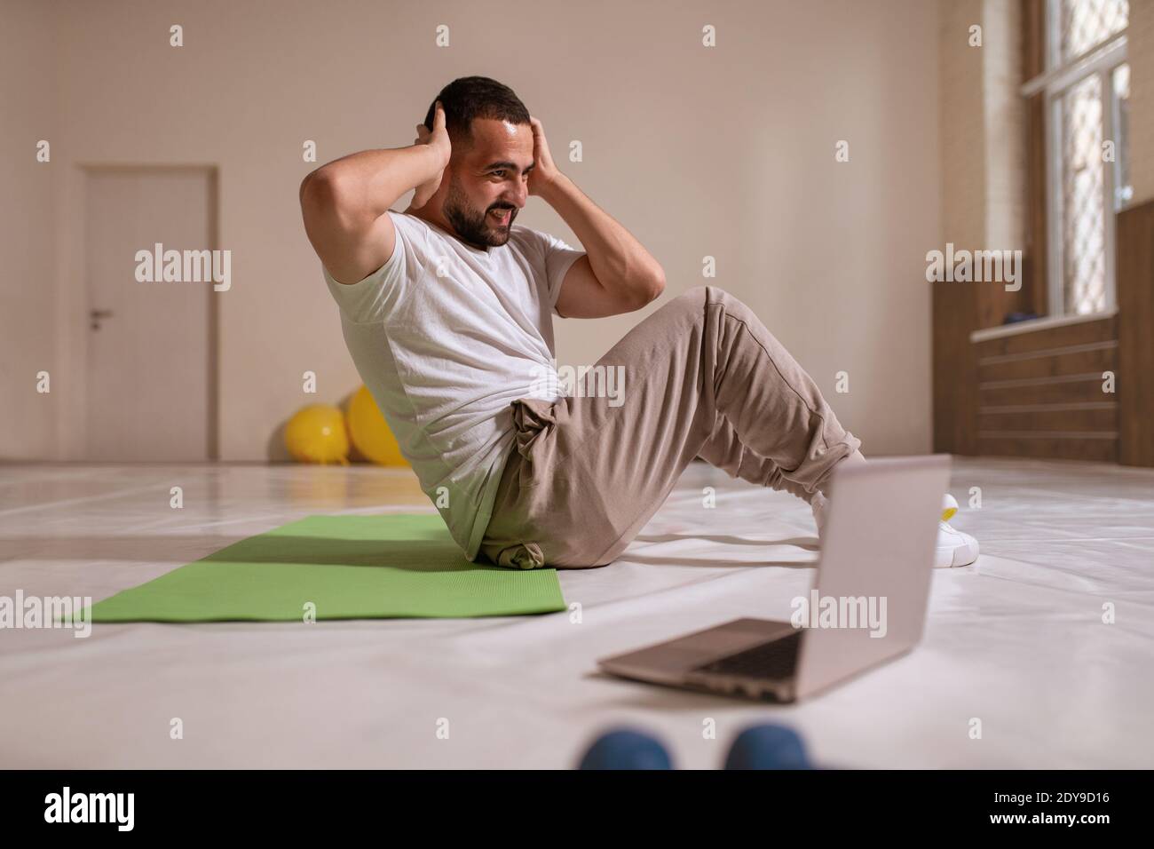 Crunch exercises hi-res stock photography and images - Alamy