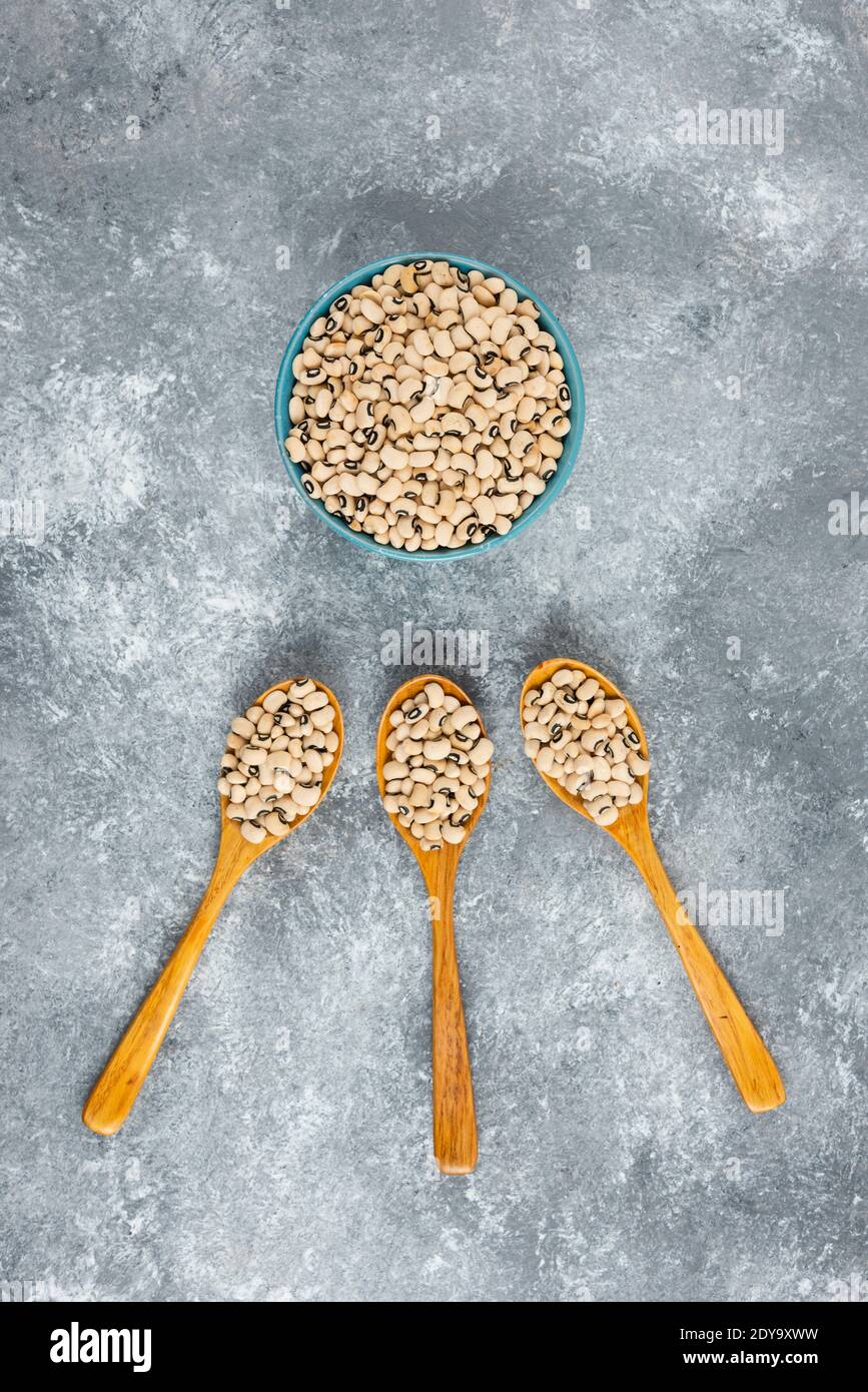 Spoon full kidney beans hi-res stock photography and images - Alamy