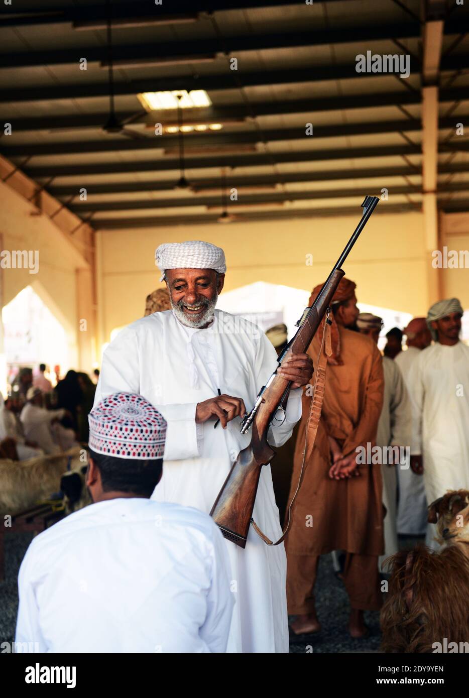The vibrant Thursday cattle market in Sinaw, Oman Stock Photo - Alamy