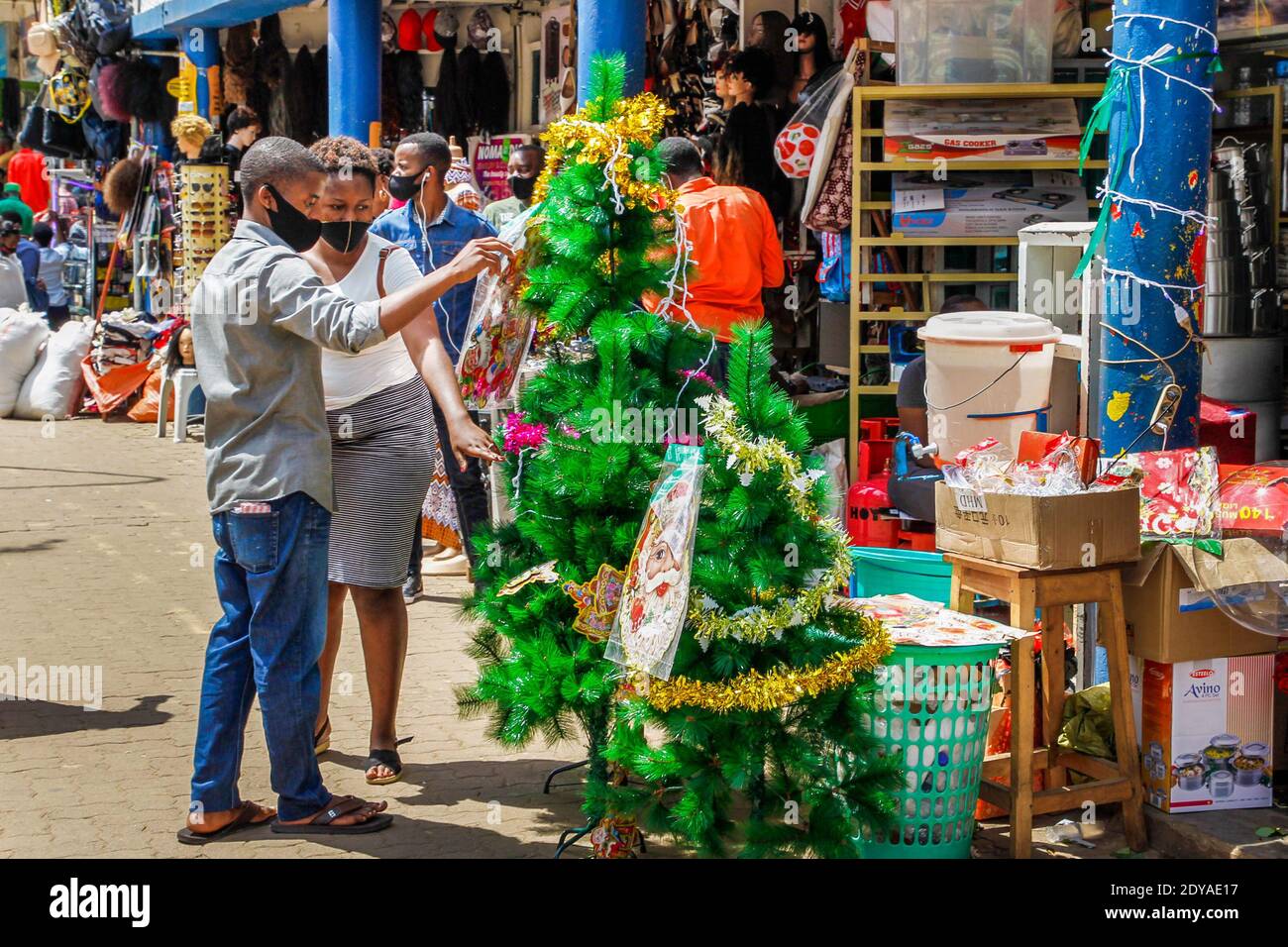 People wearing face masks look hi-res stock photography and images - Alamy