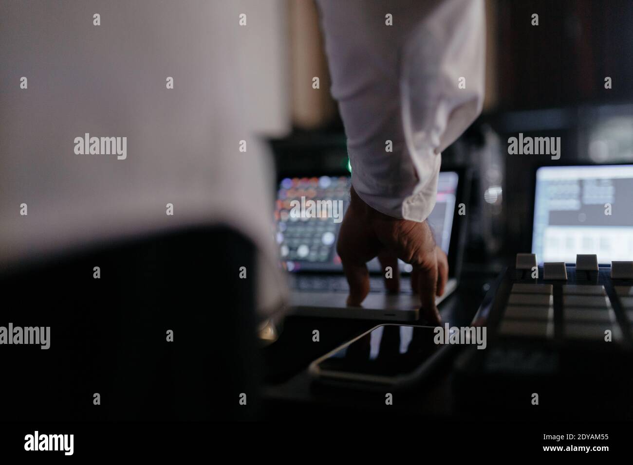 Faceless man hi-res stock photography and images - Alamy