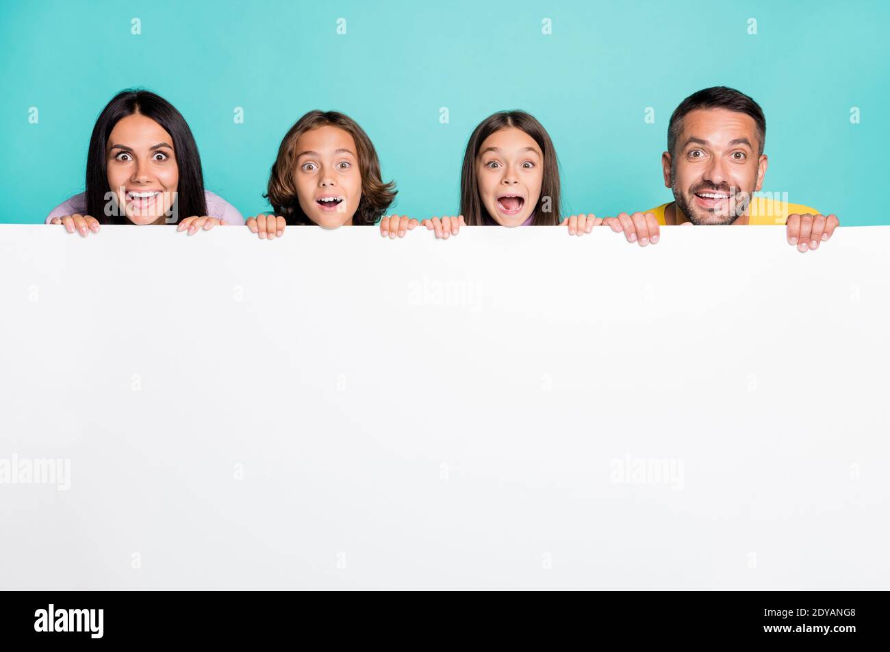 Photo portrait of shocked screaming full family with small kids ...