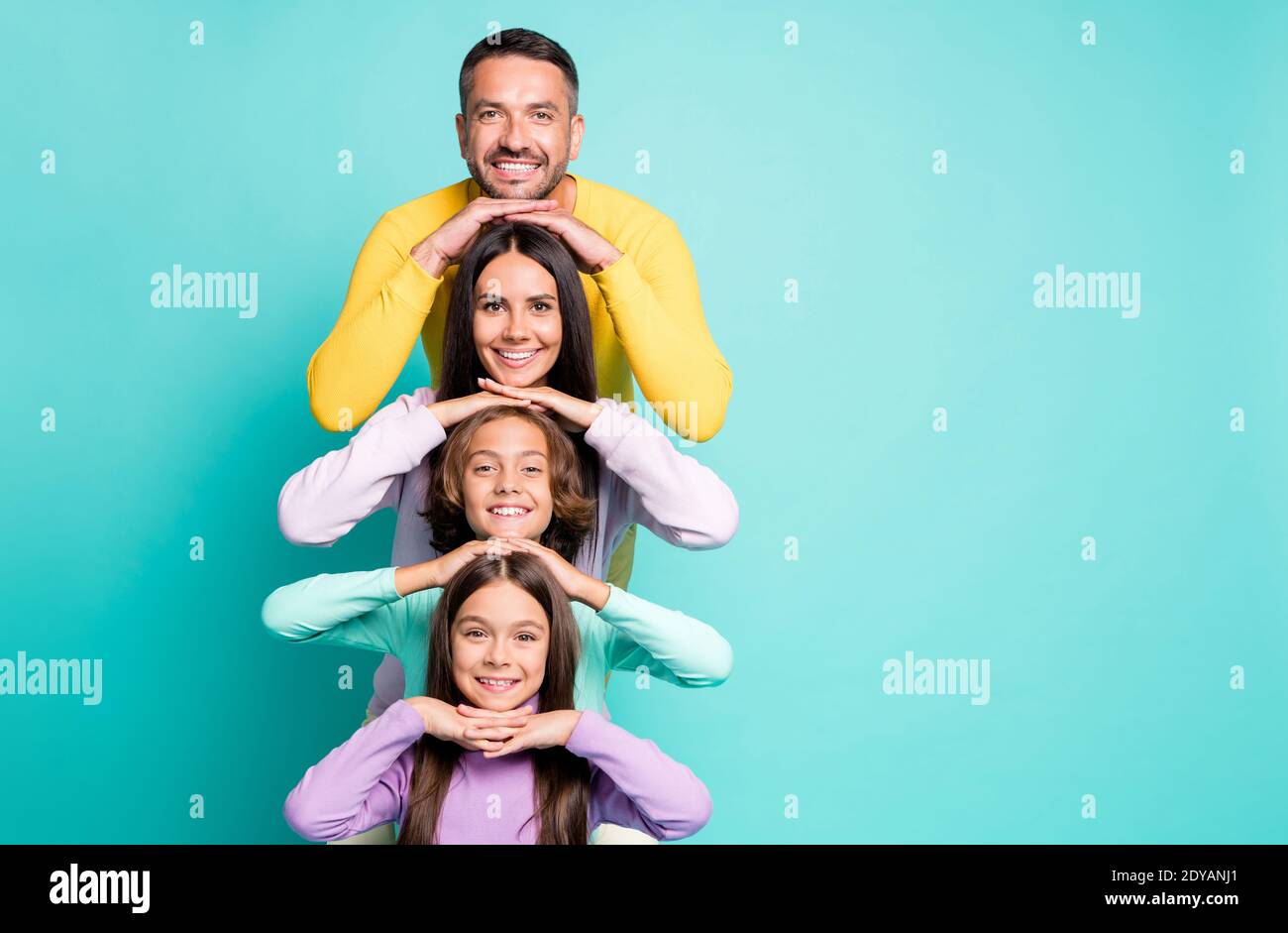 Photo portrait of full family with small children stacking heads on top ...