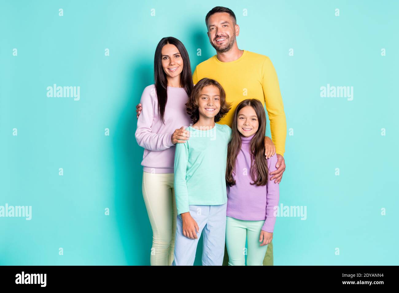Photo portrait of big family with little kids hugging each other ...
