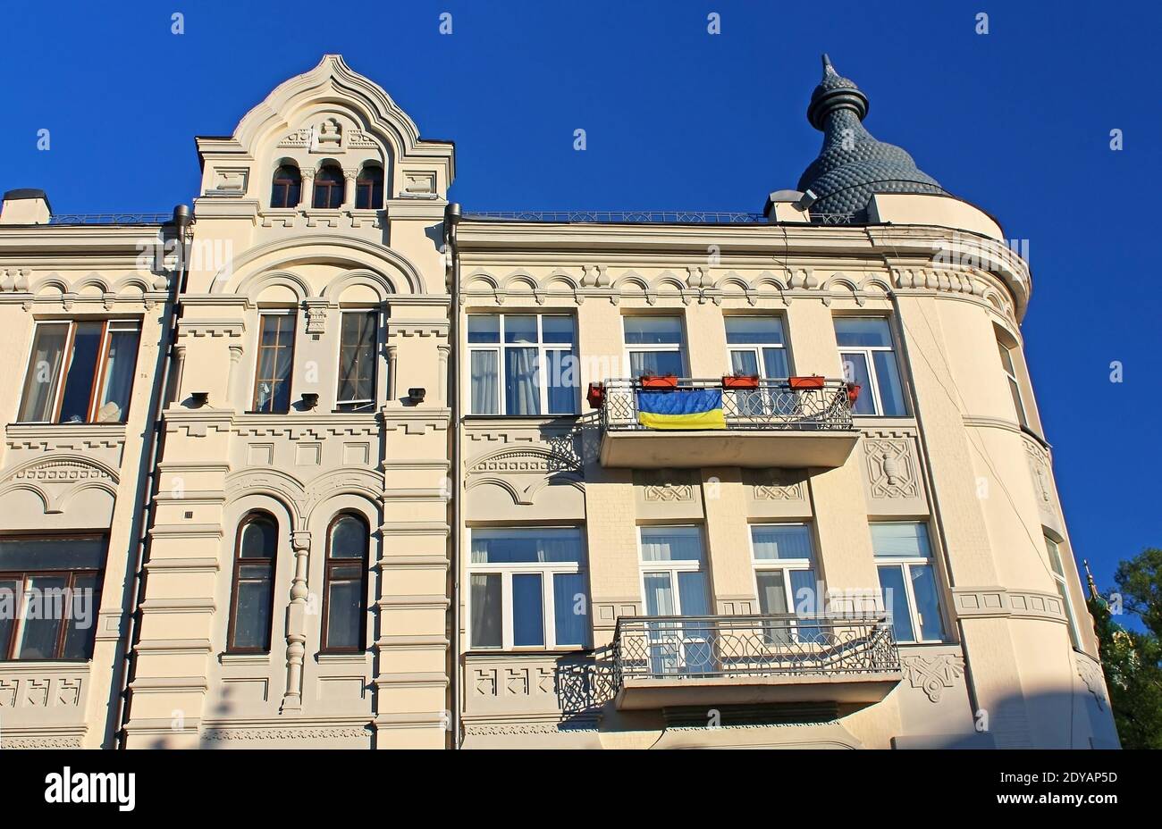 Building with Ukrainian flag on famous Andriyivskyy Descent in Kyiv ...
