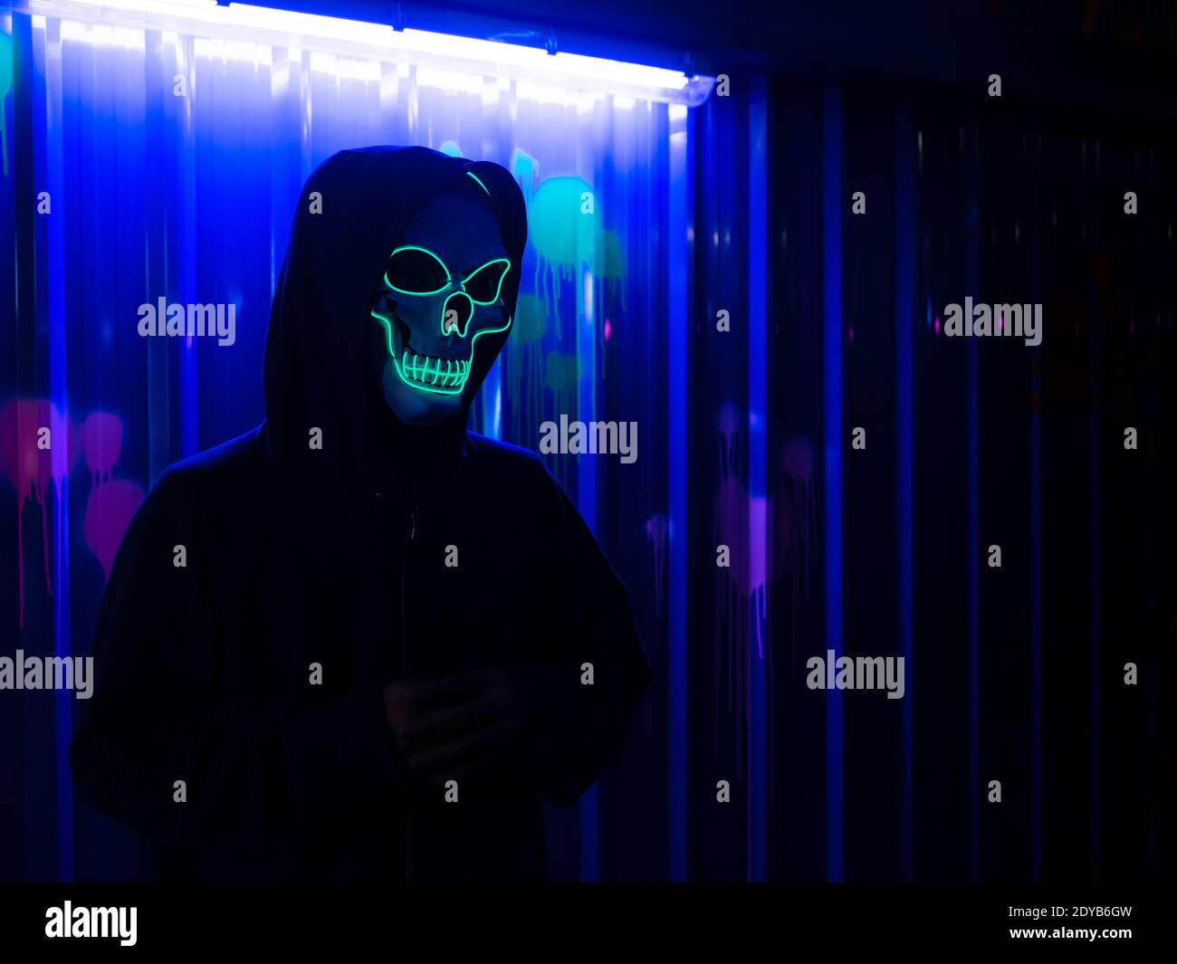 Murderer disguise costume hi-res stock photography and images - Alamy