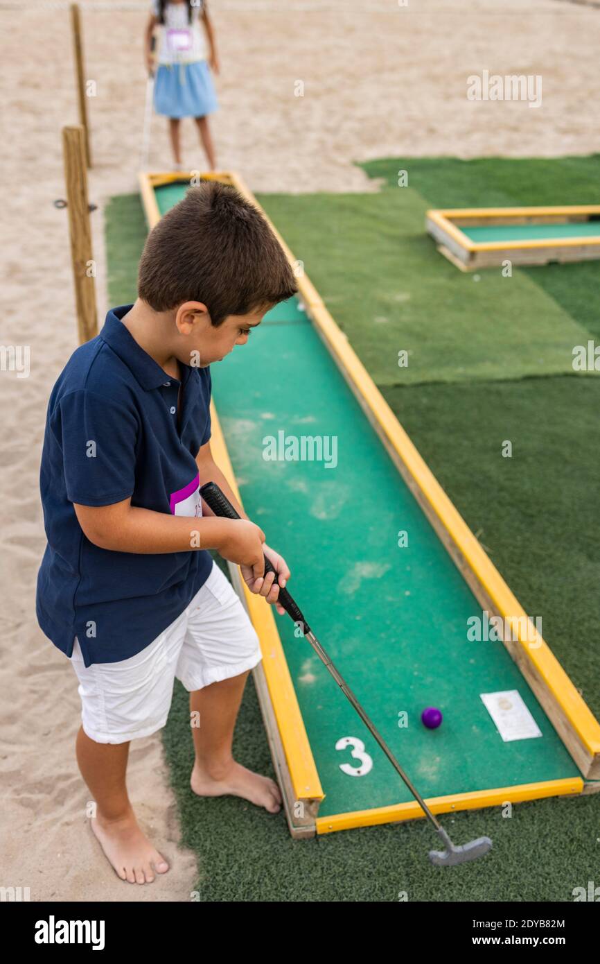 Kids playing miniature golf hi-res stock photography and images - Alamy