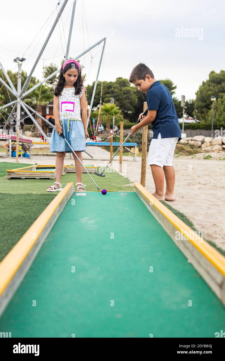 Kids playing miniature golf hi-res stock photography and images - Alamy