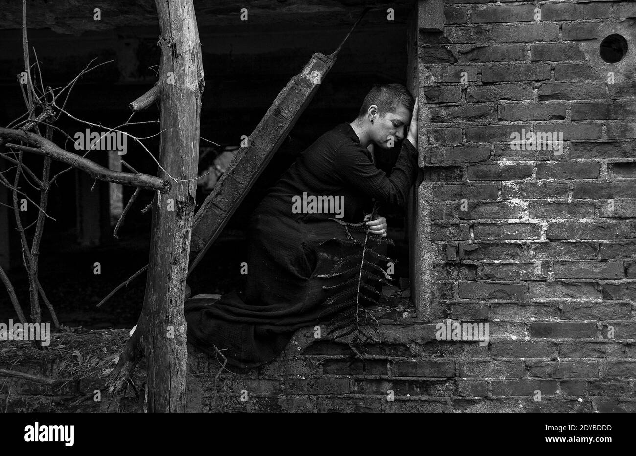 Side view woman crouching on Black and White Stock Photos & Images - Alamy