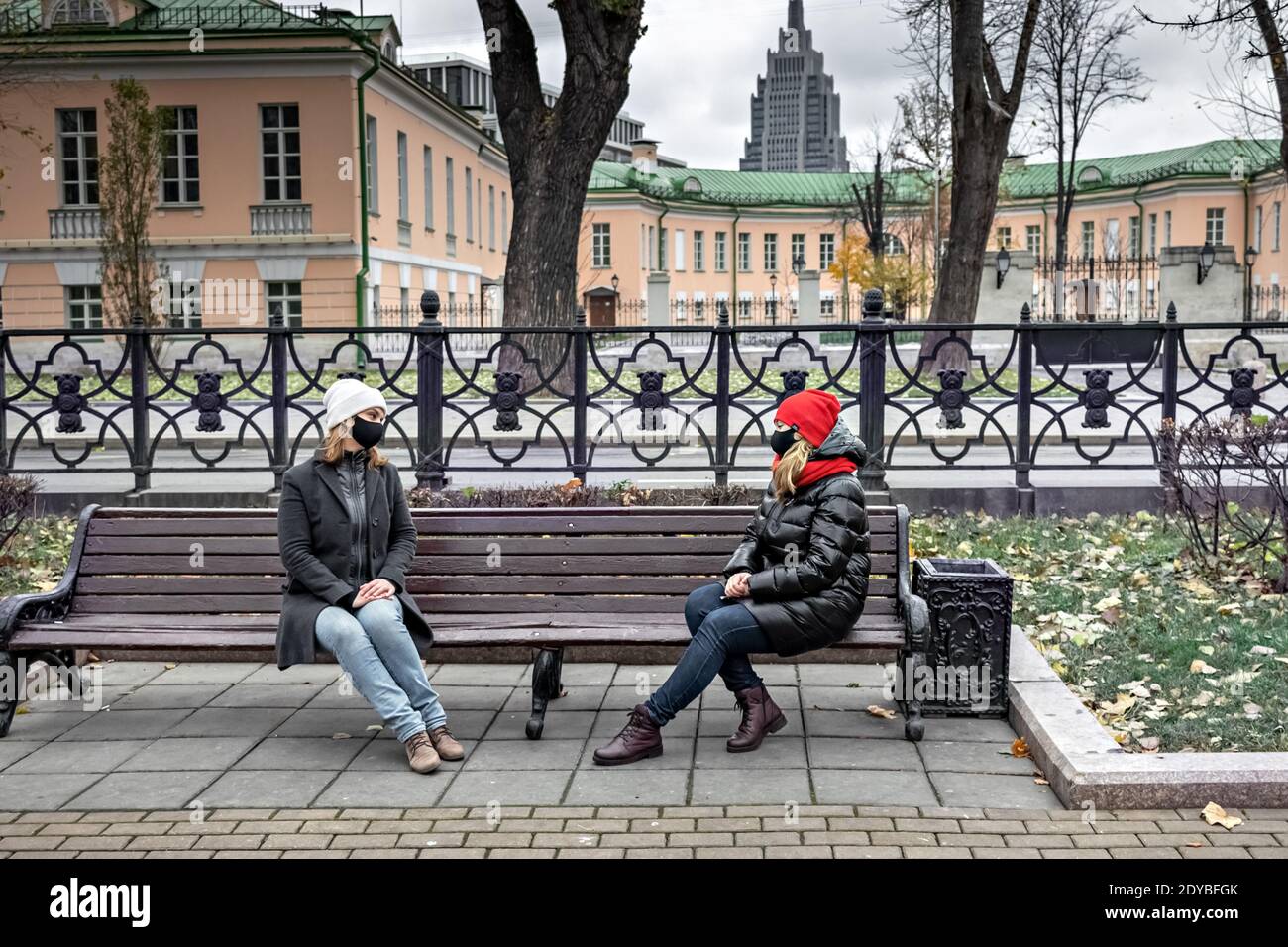 Two girls talking on bench hi-res stock photography and images - Alamy