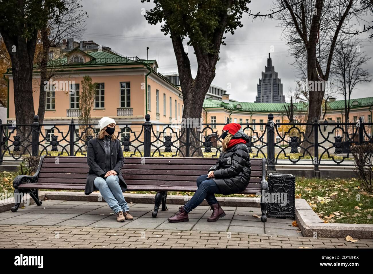Two girls talking on bench hi-res stock photography and images - Alamy