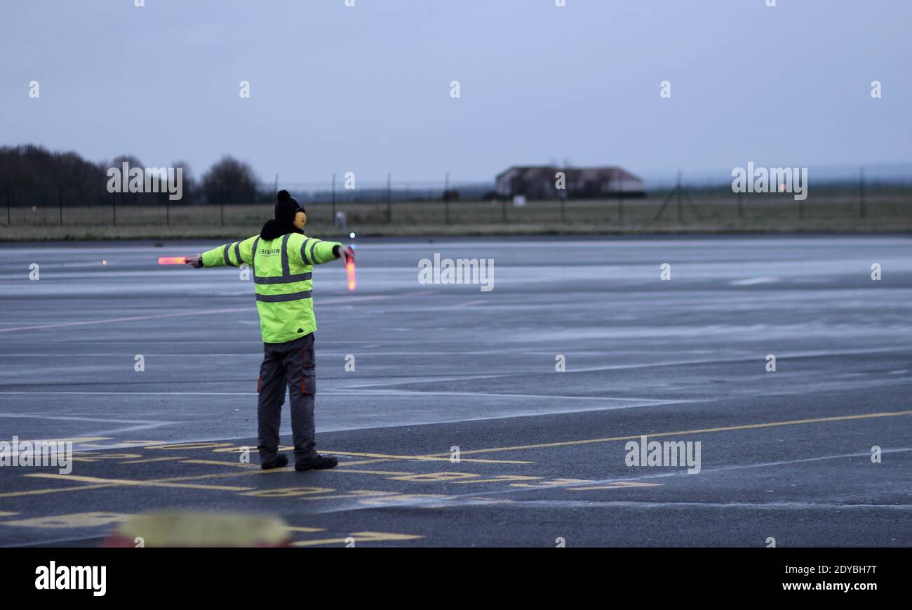 Standing on runway hi-res stock photography and images - Alamy