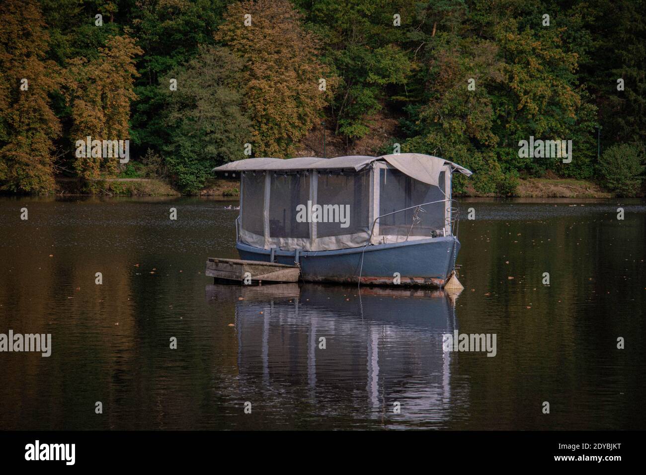 Vieille embarcation sur le lac de Warfaz, Spa, Belgique Stock Photo - Alamy