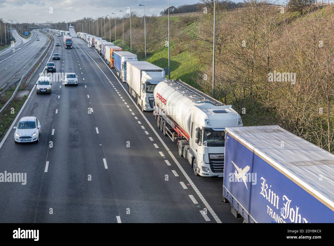 Trucks queueing on the M20, Kent Stock Photo - Alamy