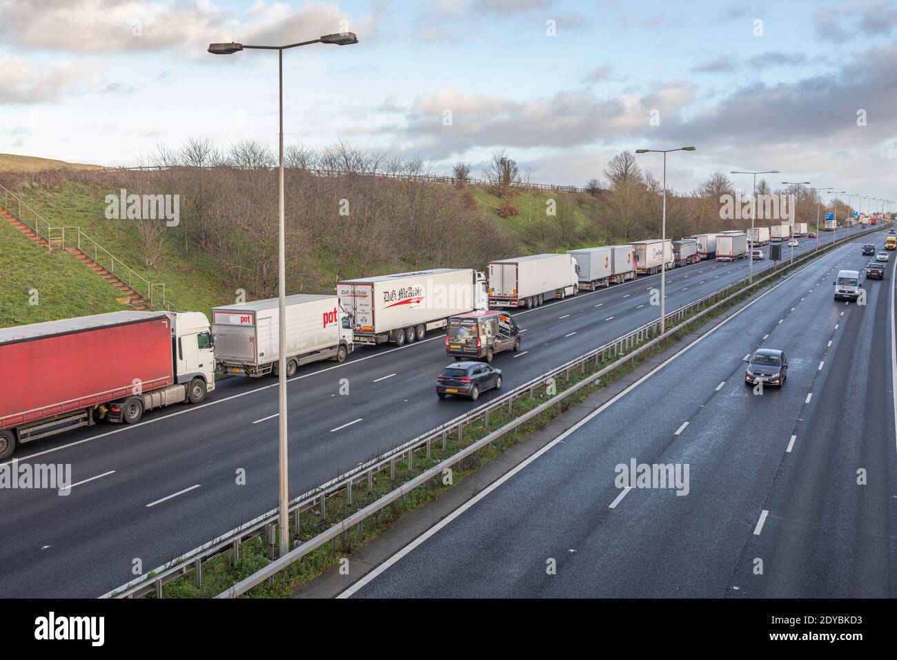 Trucks queueing on the M20, Kent Stock Photo - Alamy