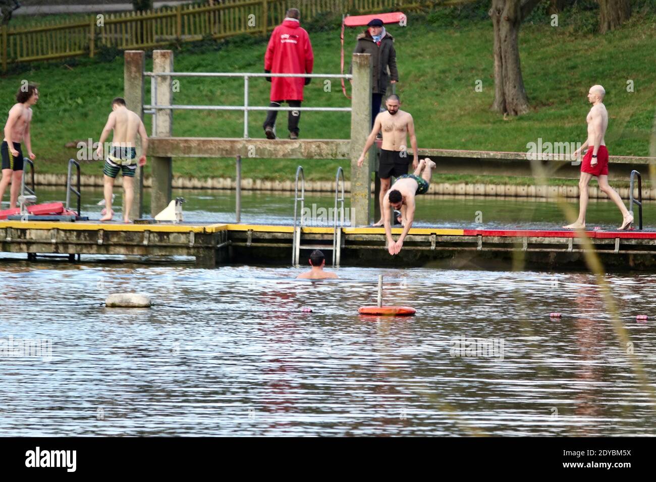 Man dives into pond at Hampstead Men’s Pond for Annual Christmas ...