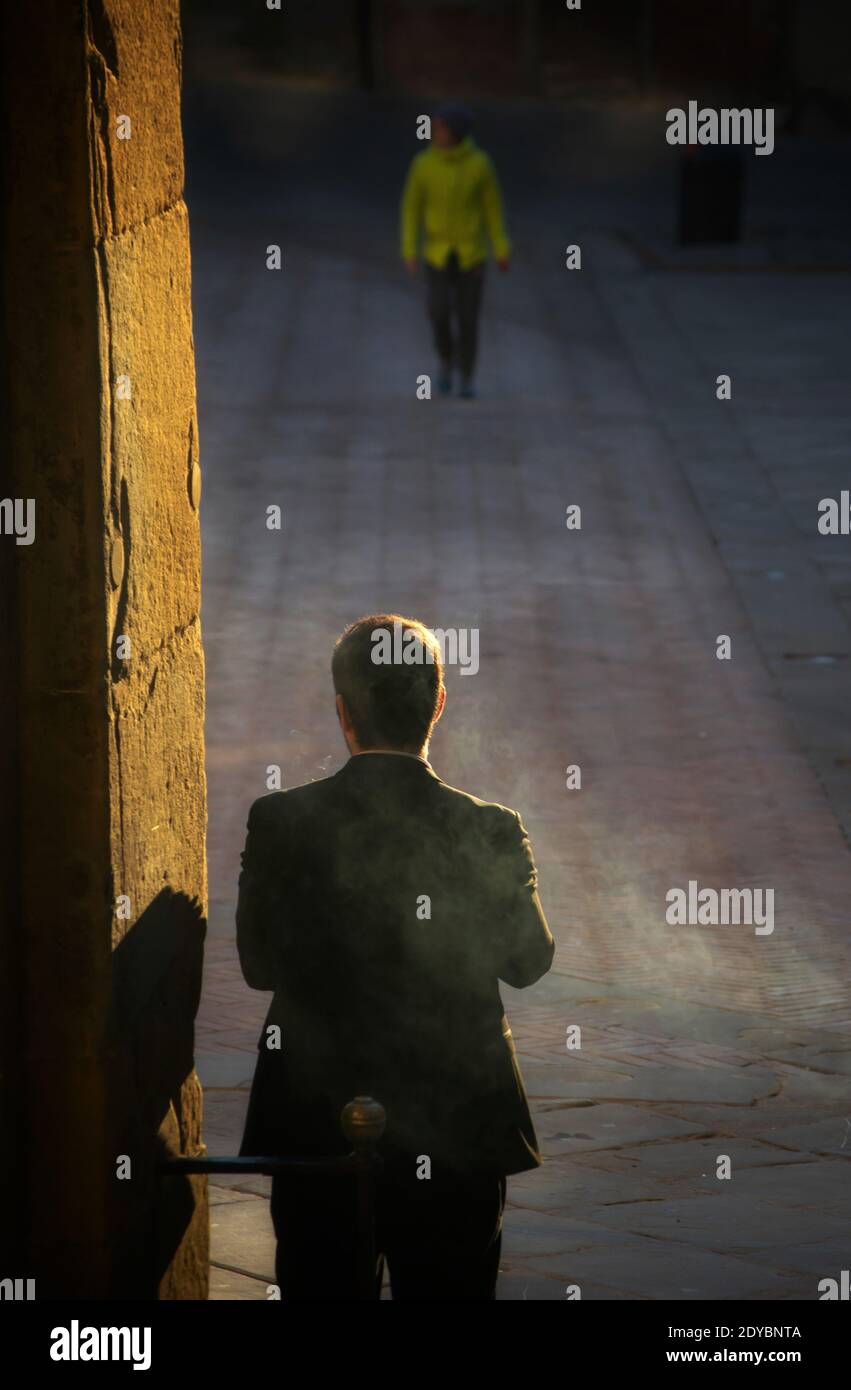 Man standing behind woman hi-res stock photography and images - Alamy