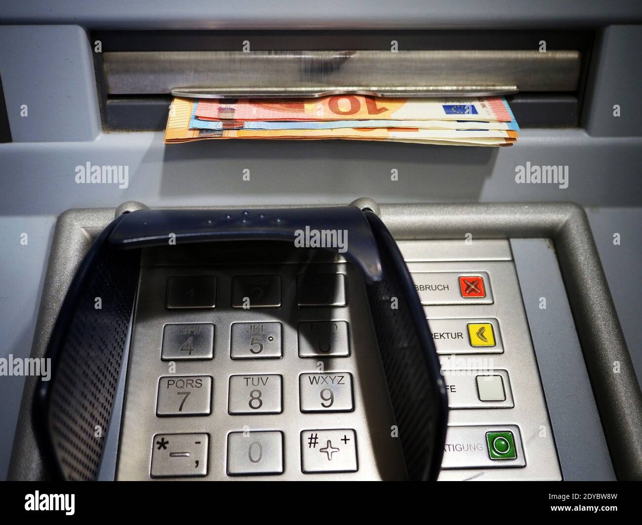 Weimar, Germany. 21st Dec, 2020. Banknotes lie in the dispensing tray ...