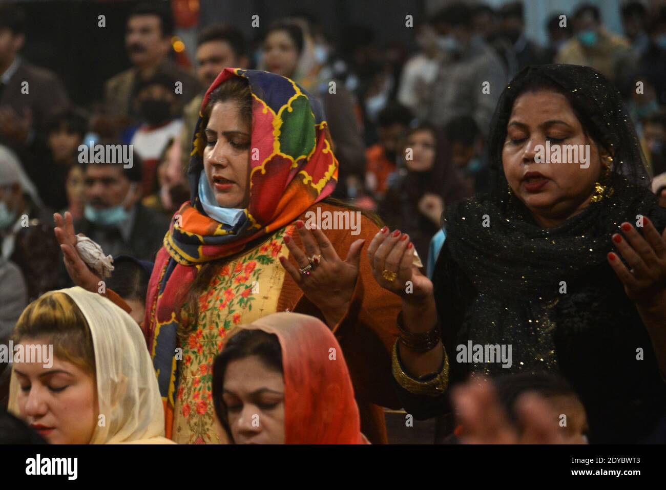 Pakistani Christians worshippers attend Christmas special service ...