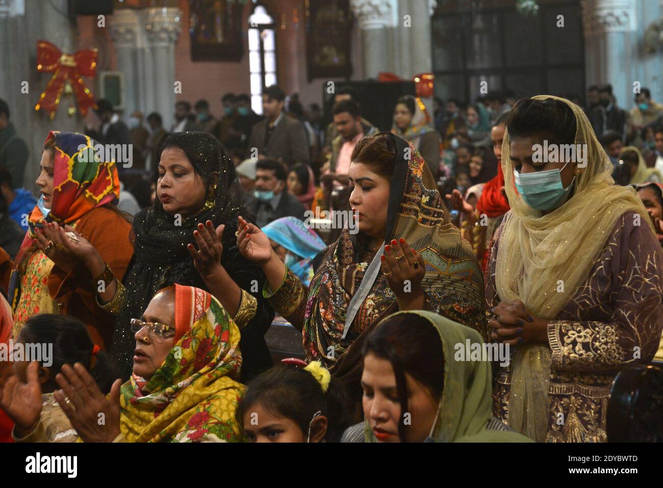 Pakistani Christians worshippers attend Christmas special service ...