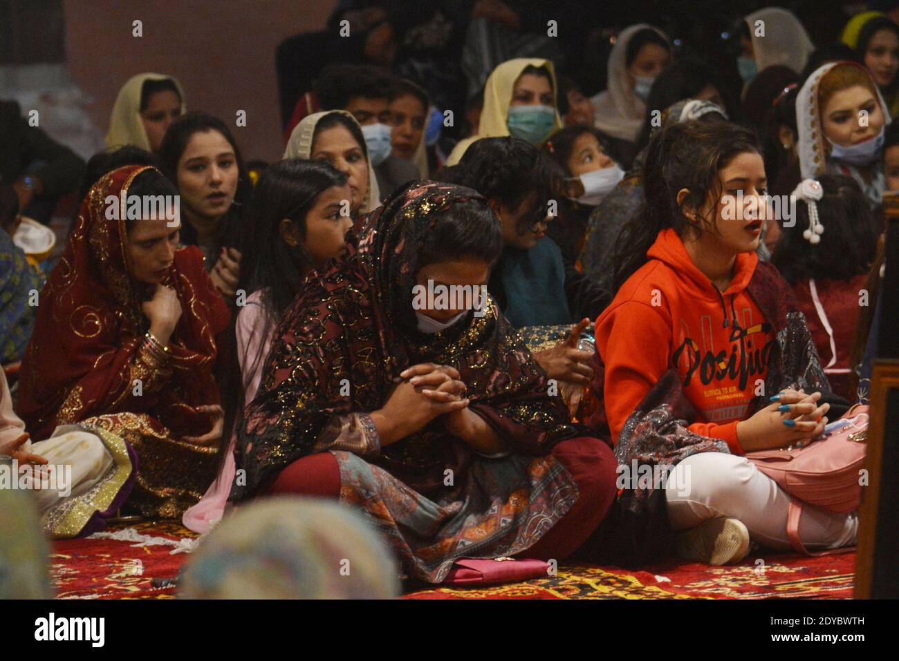 Pakistani Christians worshippers attend Christmas special service ...