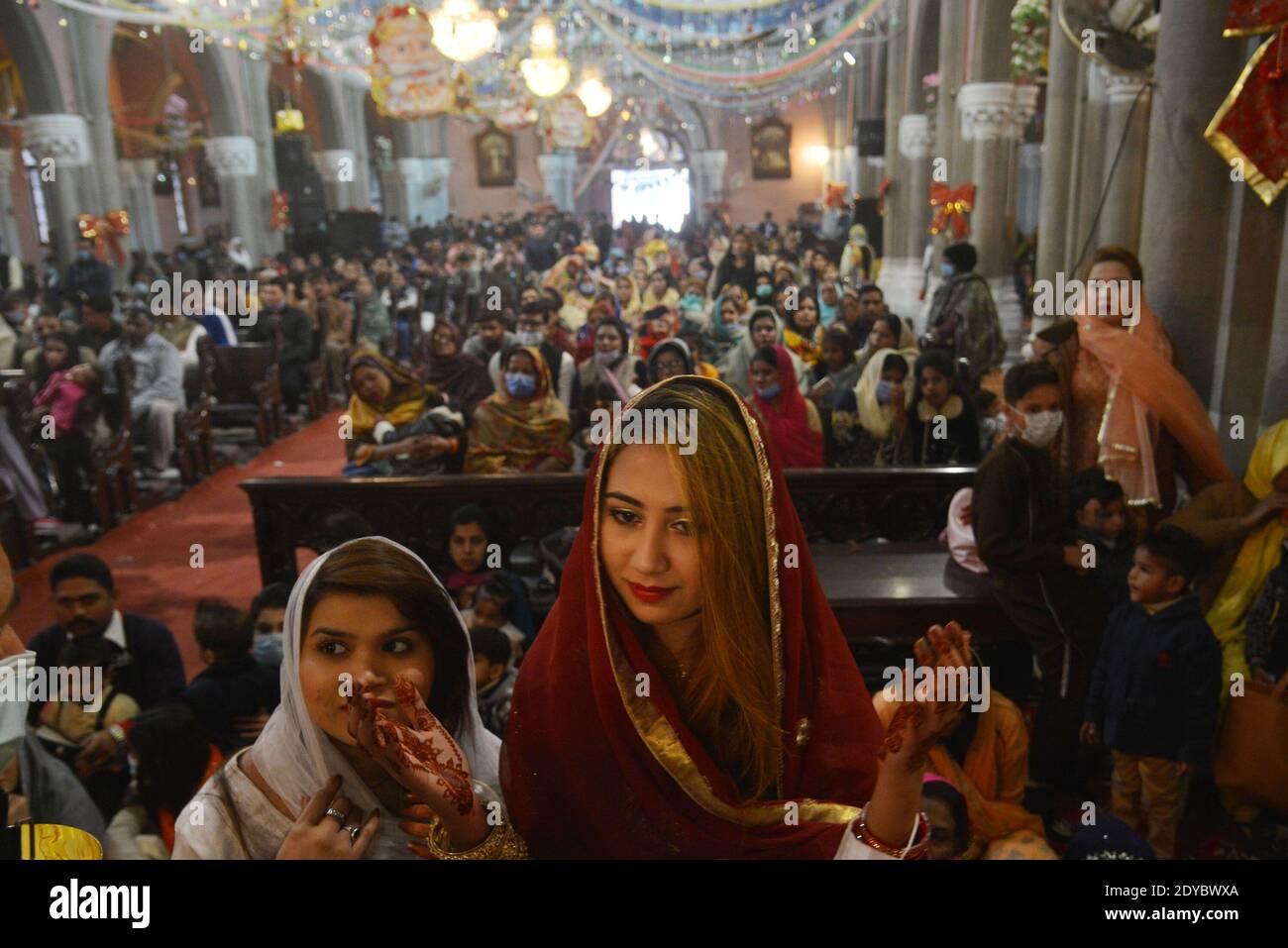 Pakistani Christians worshippers attend Christmas special service ...