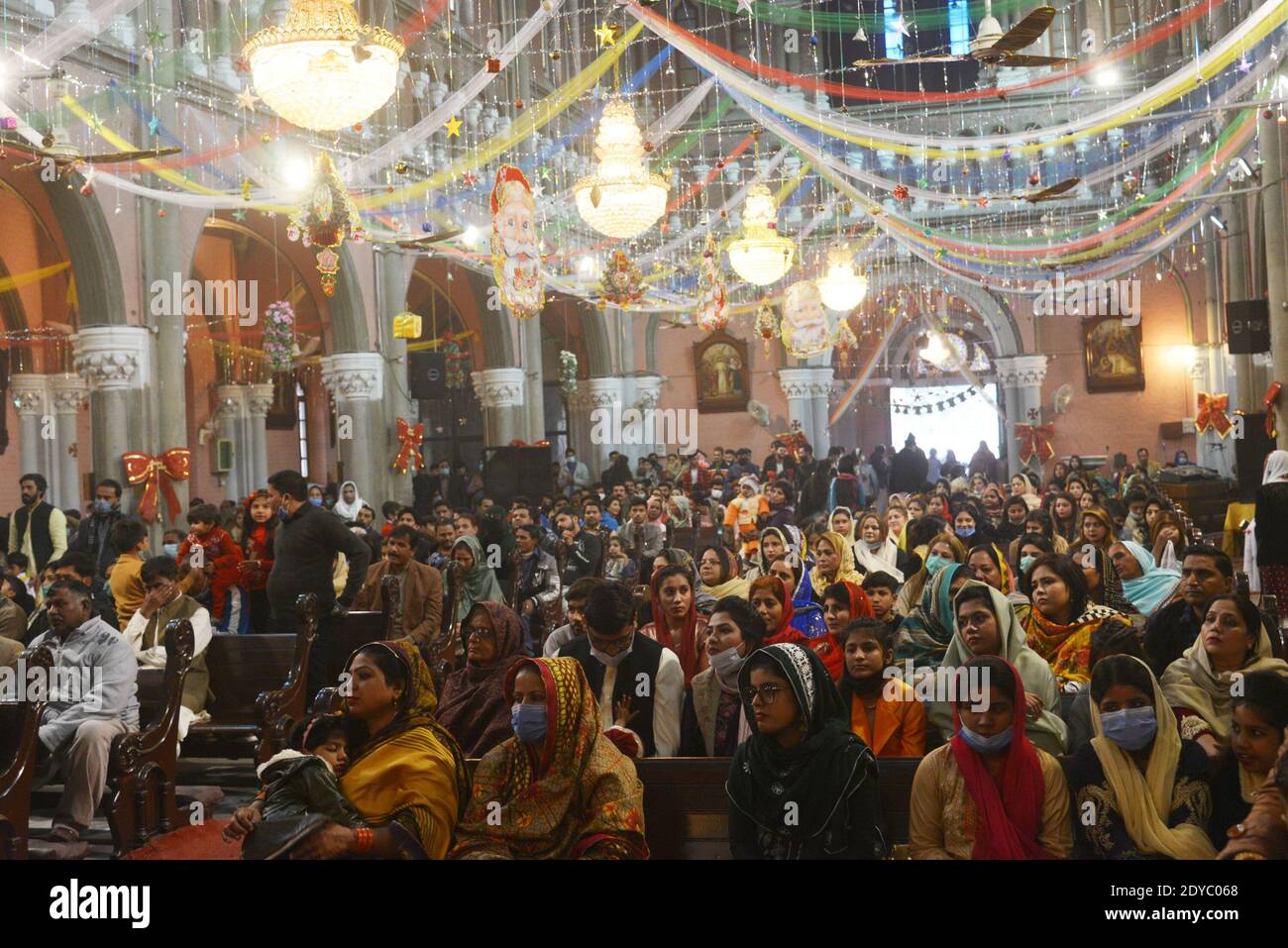Pakistani Christians worshippers attend Christmas mass special prayer ...