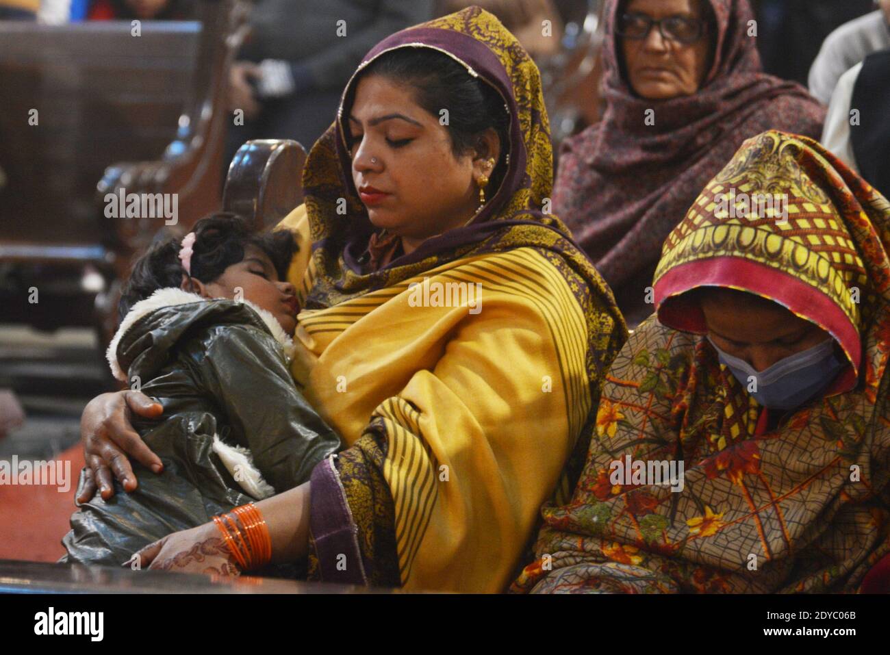 Pakistani Christians worshippers attend Christmas mass special prayer ...