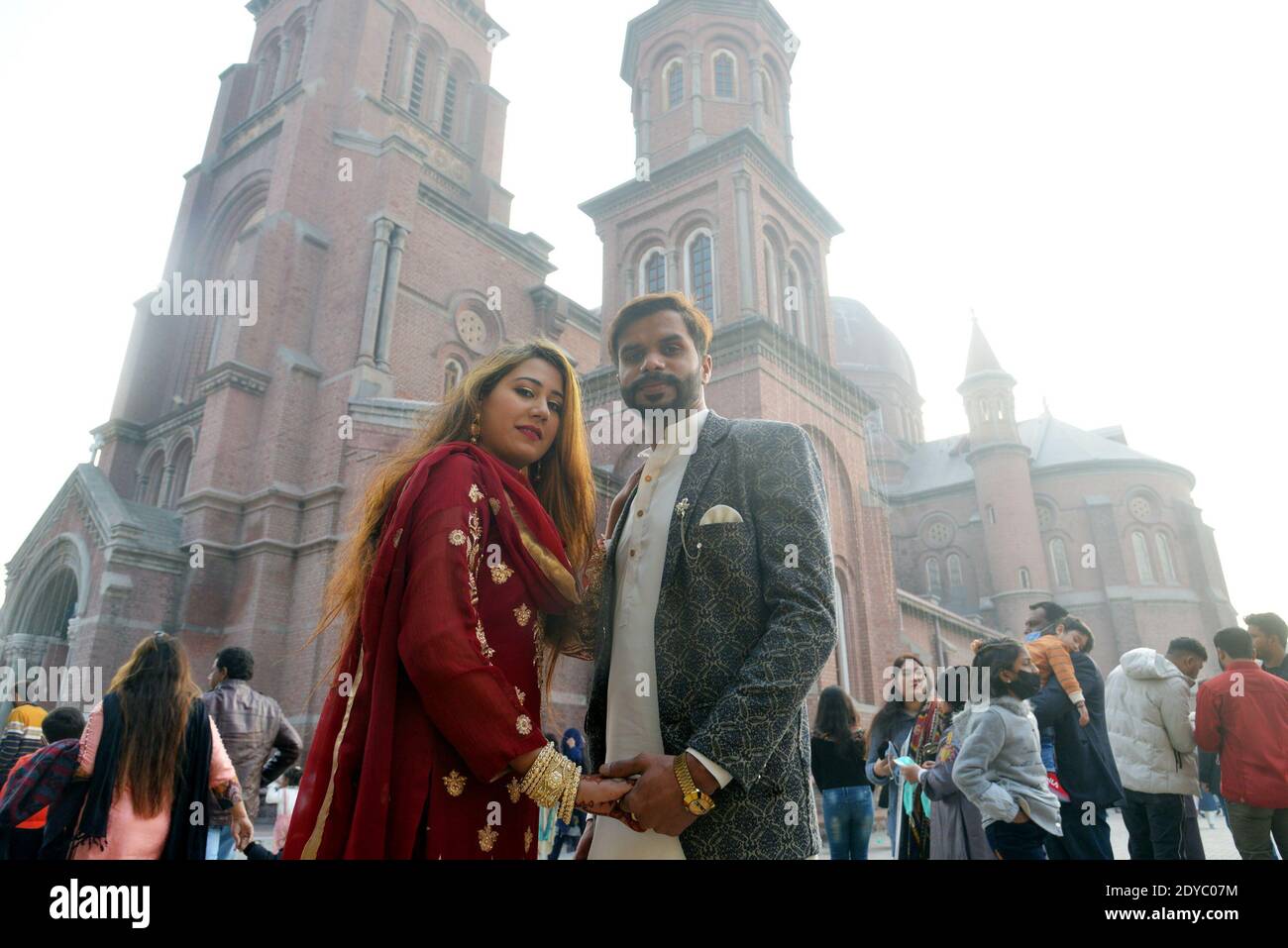Pakistani Christians worshippers attend Christmas mass special prayer ...