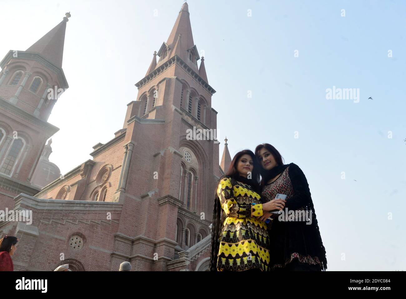Pakistani Christians worshippers attend Christmas mass special prayer ...