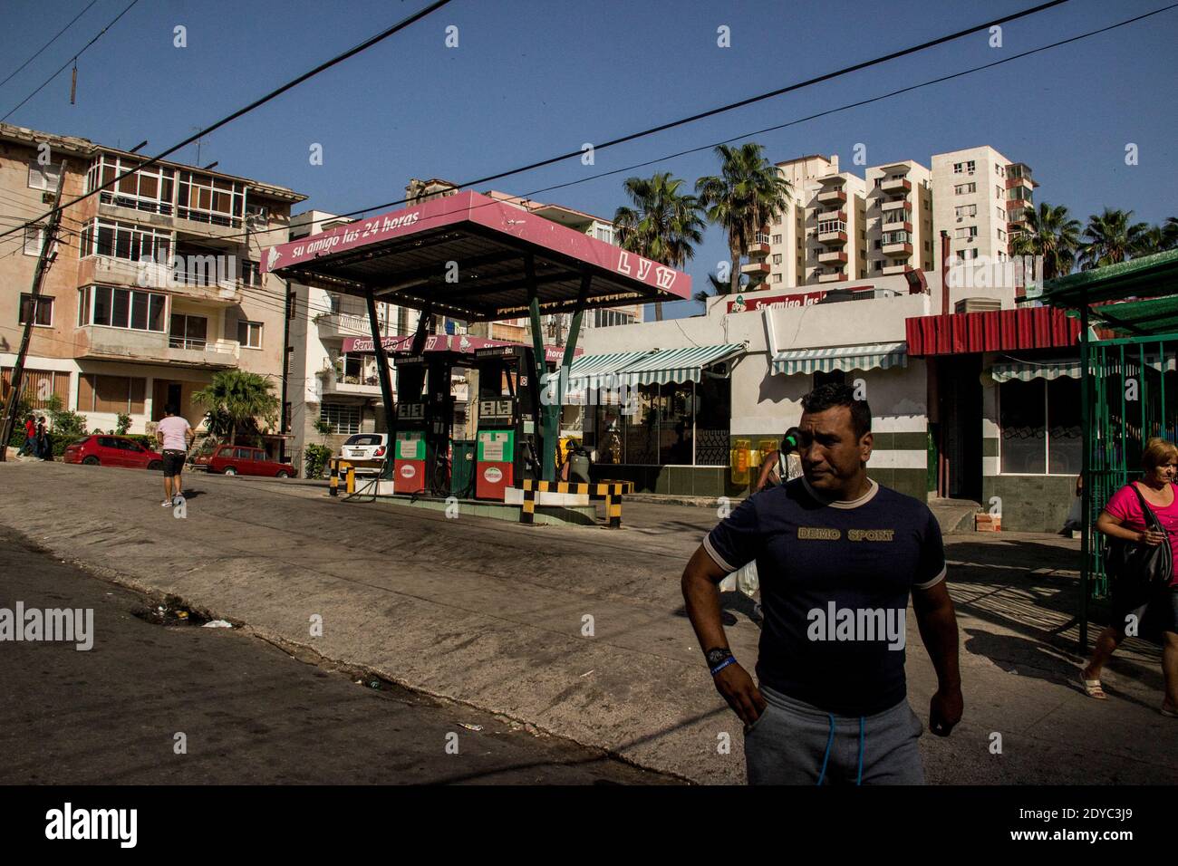 Cuban gas station hi-res stock photography and images - Alamy