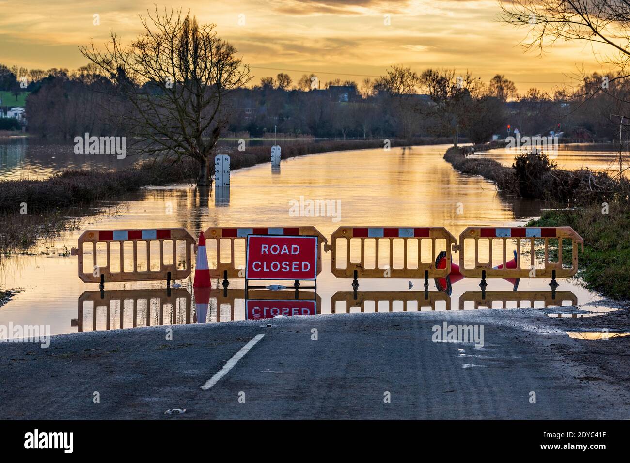 Road Closed due to flooding at Eckington bridge over the Avon river on ...