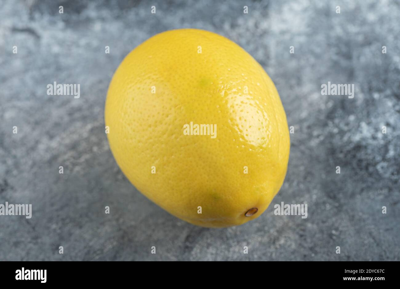 Close up photo of yellow fresh lemon Stock Photo - Alamy