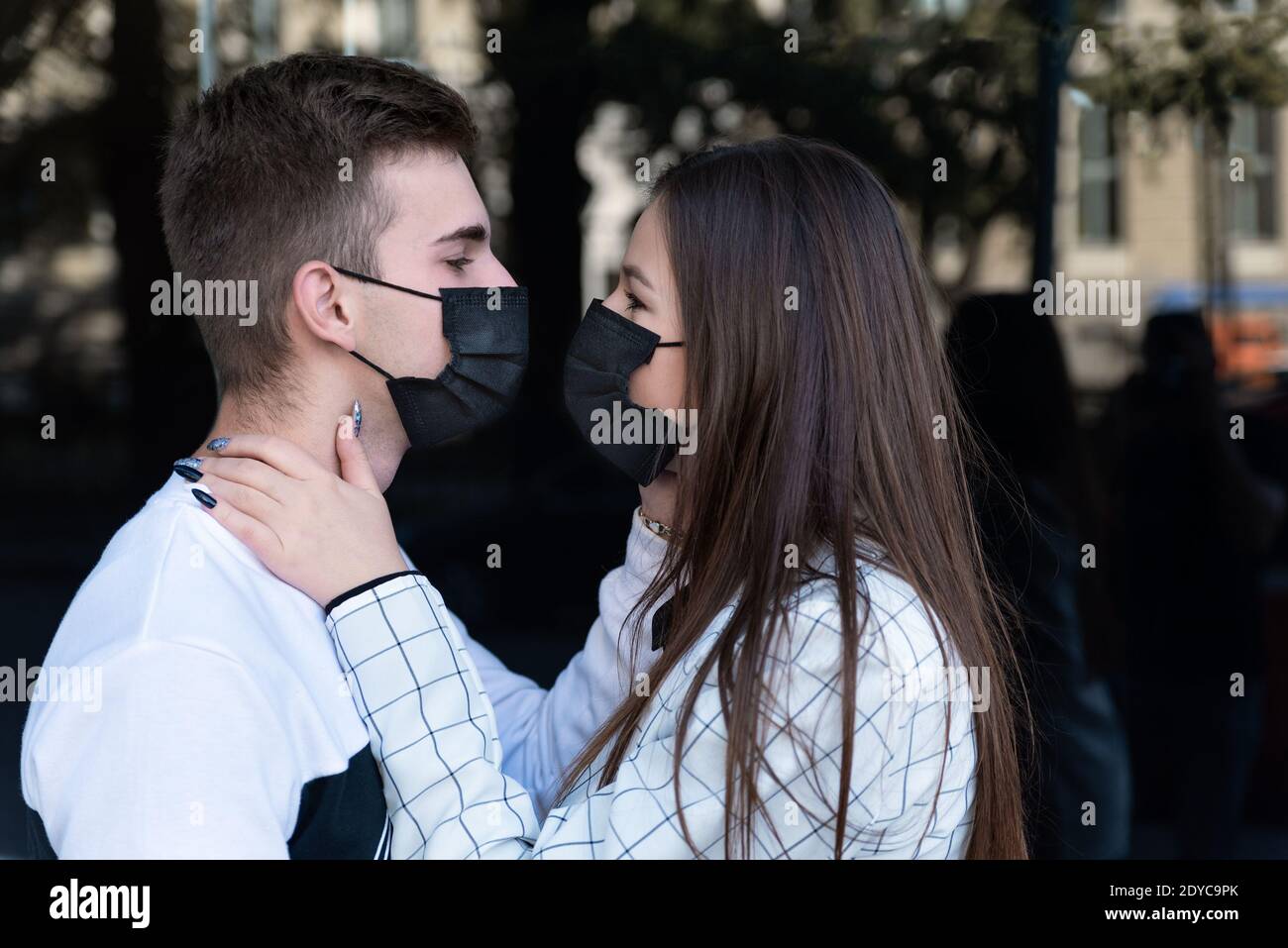 Black couple kissing face masks hi-res stock photography and images - Alamy